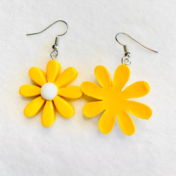 Katy Perry Collections | Jewelry | Yellow Daisy Katy Perry Earrings ...